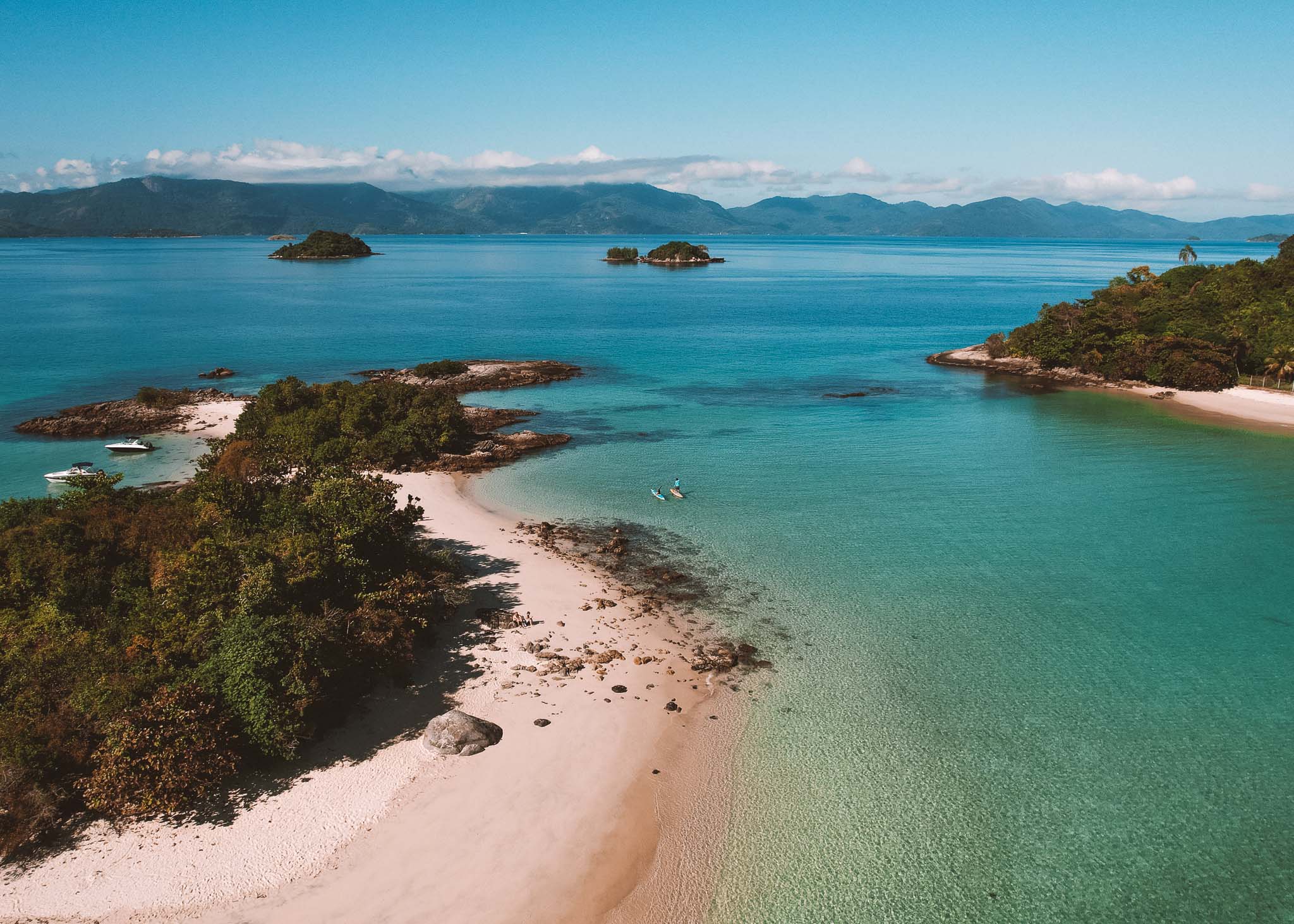 Mala de viagem para a praia: checklist completo de itens