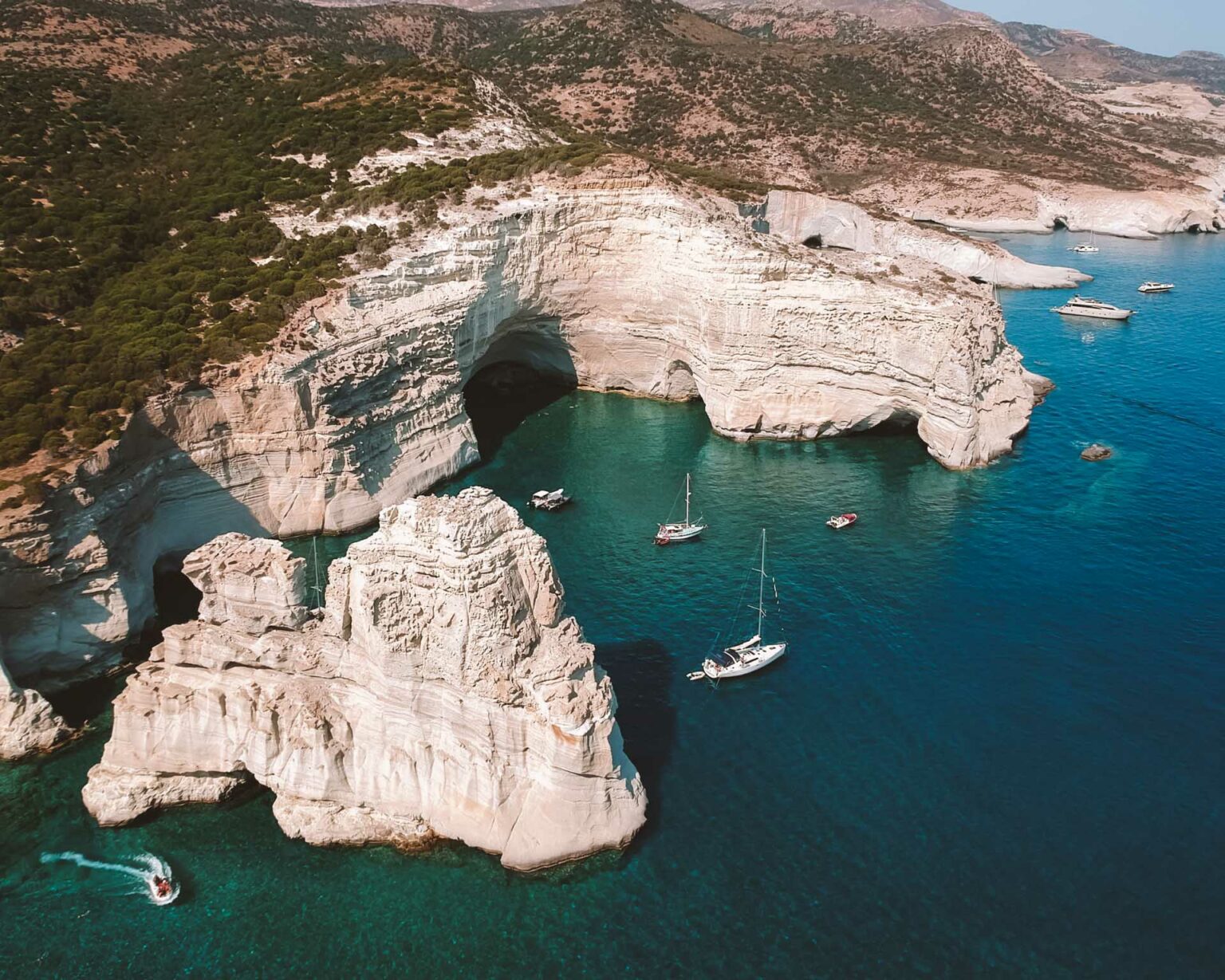 O que fazer em Milos: melhores praias, passeios e beach clubs