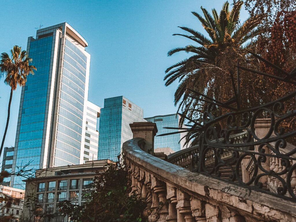 Quais os melhores bairros para se hospedar em Santiago? Confira!